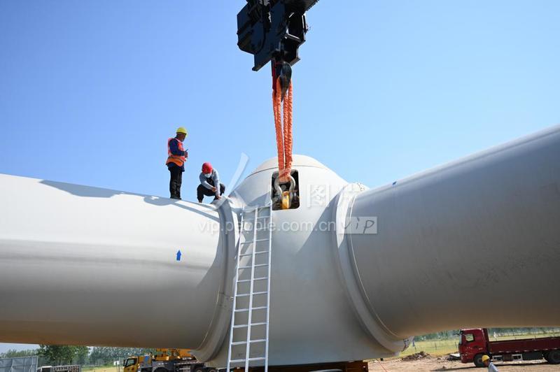 江苏睢宁：160米混塔风电项目风机吊装成功-人民图片网