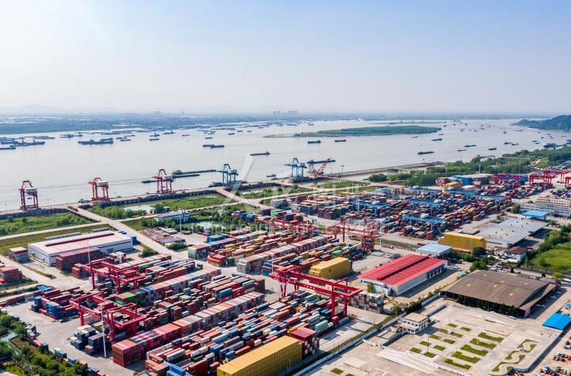 安徽芜湖：假日港口作业忙-人民图片网