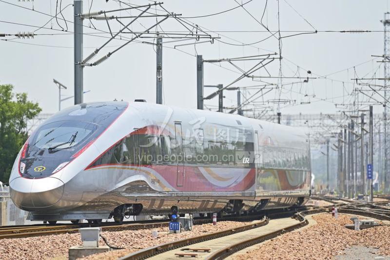 郑州：新车亮相 迎接调图-人民图片网