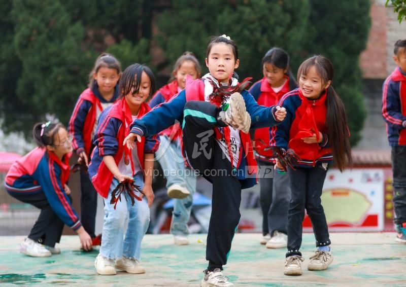贵州黔西：传统体育游戏 炫动多彩校园-人民图片网