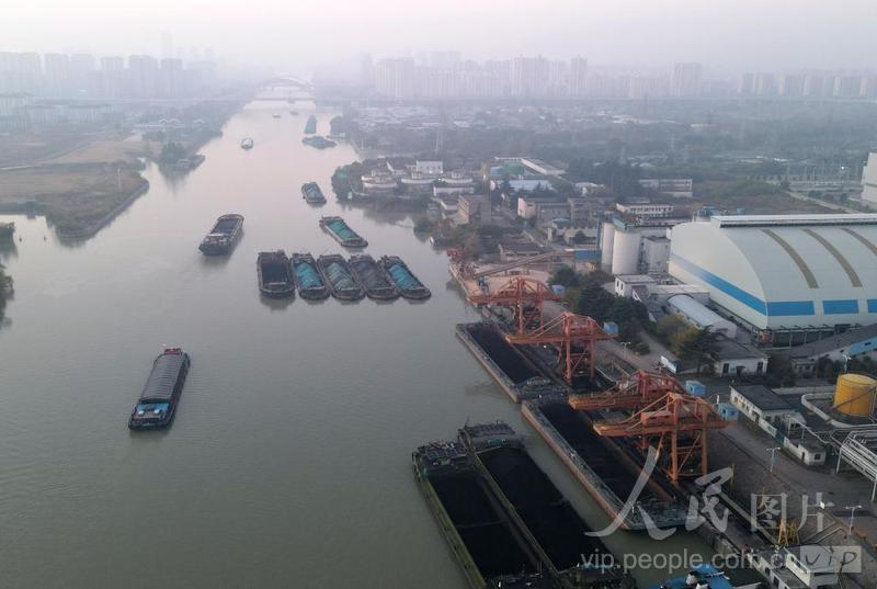 江苏扬州：京杭大运河“北煤南运”保发电-人民图片网