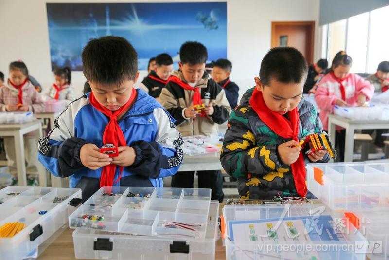 江苏如皋：校园科技 快乐课堂-人民图片网