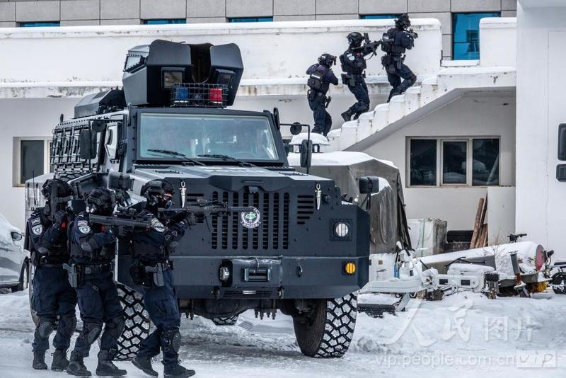 内蒙古呼伦贝尔：突击队开展空地反恐实战演练-人民图片网