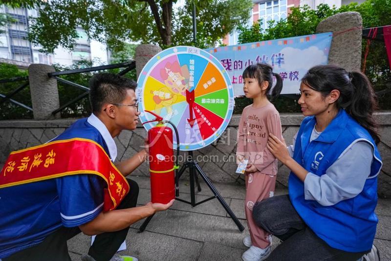 福建福州：“四点钟学校”里的趣味消防课-人民图片网