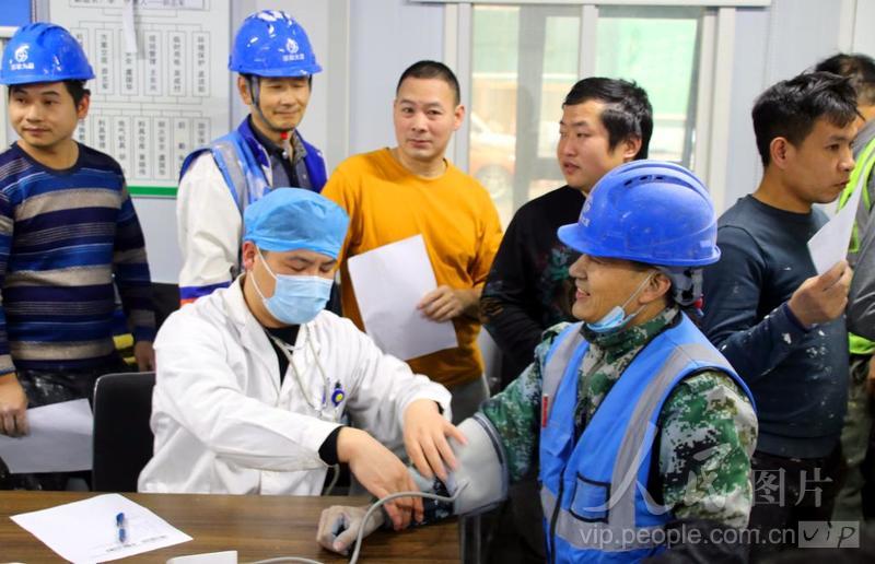江苏常州：健康义诊进工地 情暖一线建设者-人民图片网