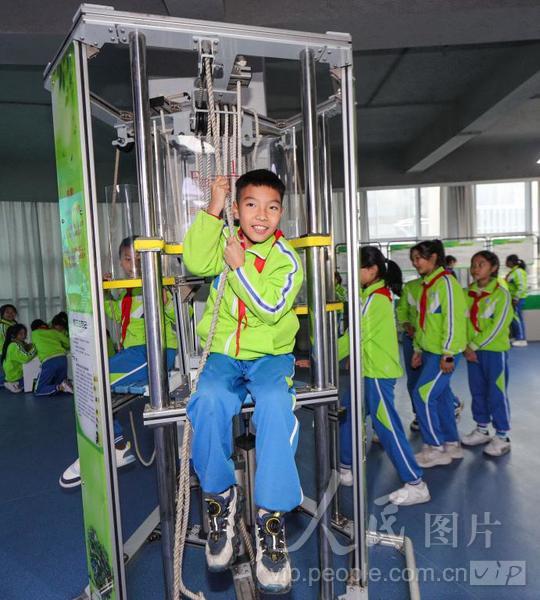 江西广昌：零距离体验“科技盛宴”-人民图片网