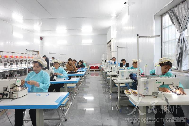 广西河池：建设民族刺绣产业基地助力群众在家门口就业-人民图片网