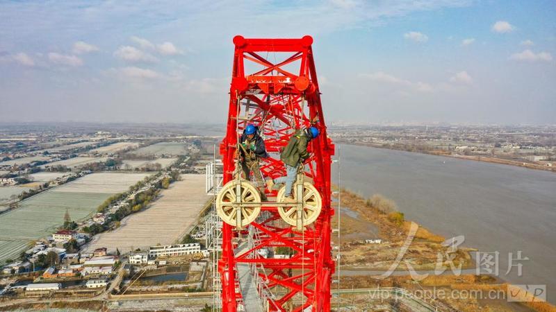 江苏扬州：不畏风雪 高空架线-人民图片网