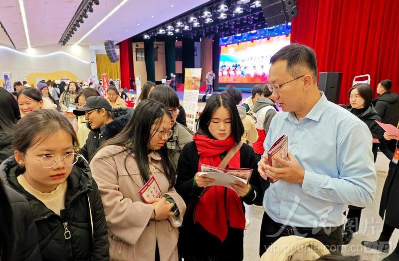 广西贺州：企业招聘走进高校“职”引未来-人民图片网