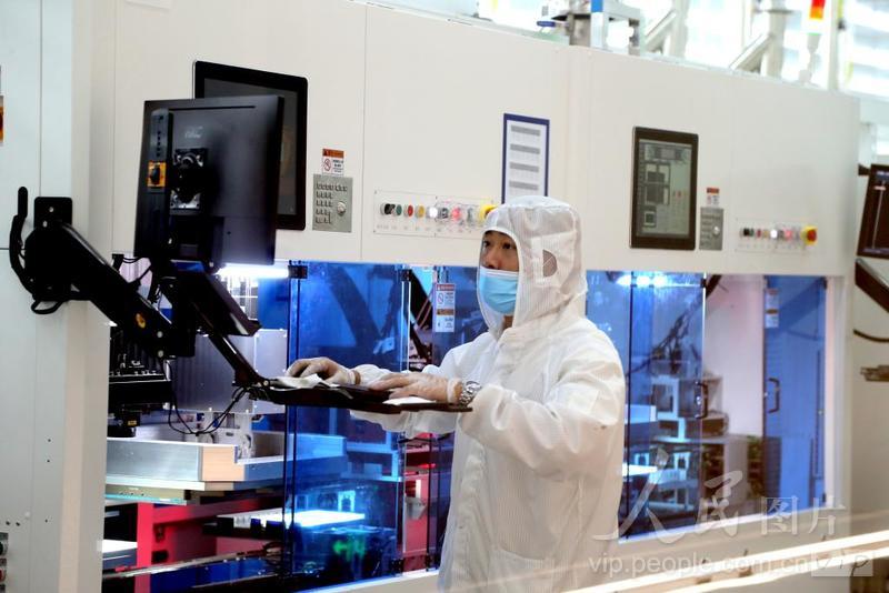 四川眉山：光伏企业生产忙-人民图片网