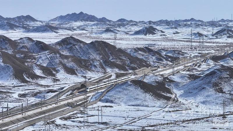 甘肃瓜洲：列车飞驰戈壁-人民图片网