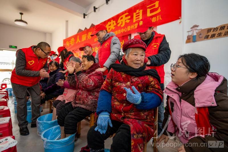 浙江金华：孝行助老 寒冬送暖-人民图片网