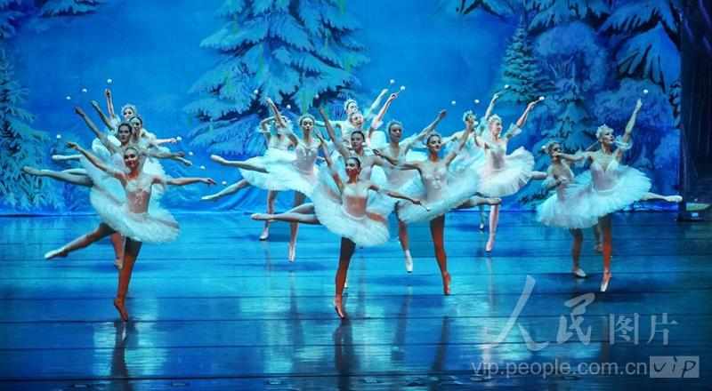 天津：圣诞经典芭蕾舞剧《胡桃夹子》首演-人民图片网
