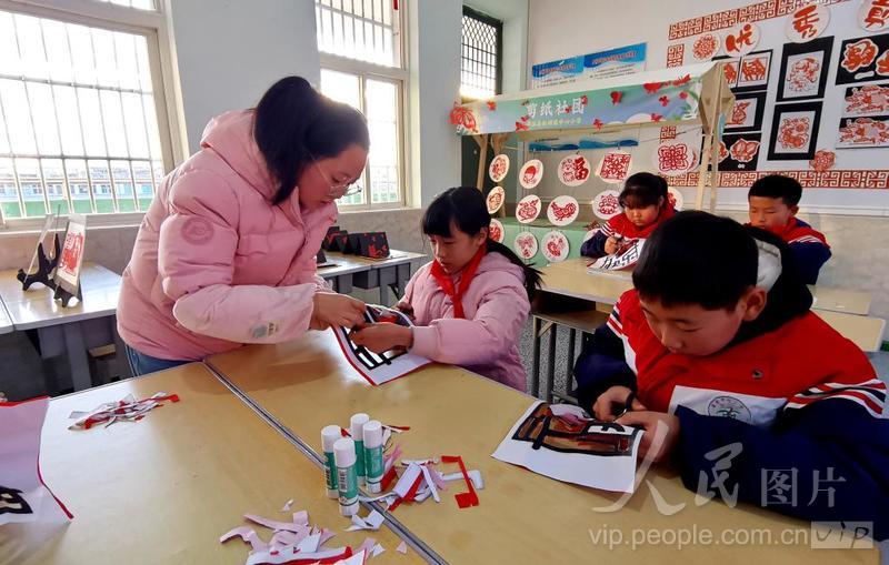 安徽庐江：特色剪纸迎新年-人民图片网