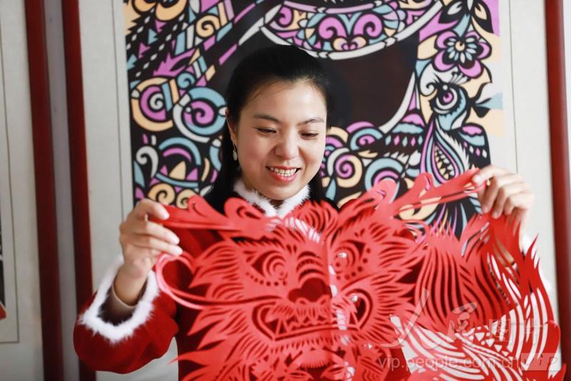 贵州黔西：非遗剪纸迎新年-人民图片网