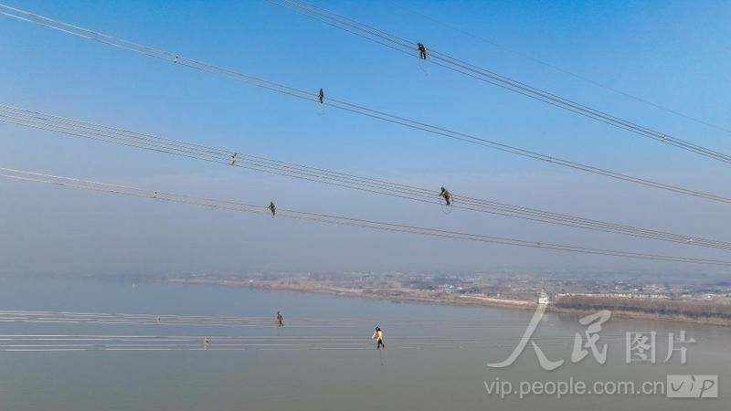 江苏扬州：扬镇直流输电线路工程高空验收-人民图片网