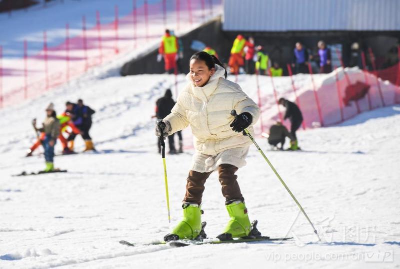 江西铜鼓：冰雪运动点燃假日生活-人民图片网