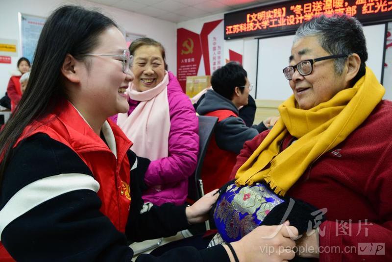 江苏镇江：冬日送温暖 情暖老人心-人民图片网