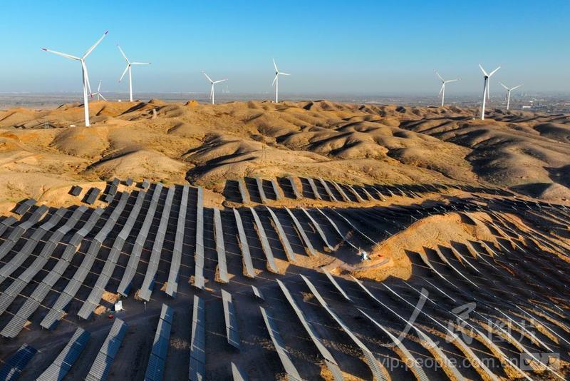 宁夏青铜峡：戈壁绿电助力绿色发展-人民图片网