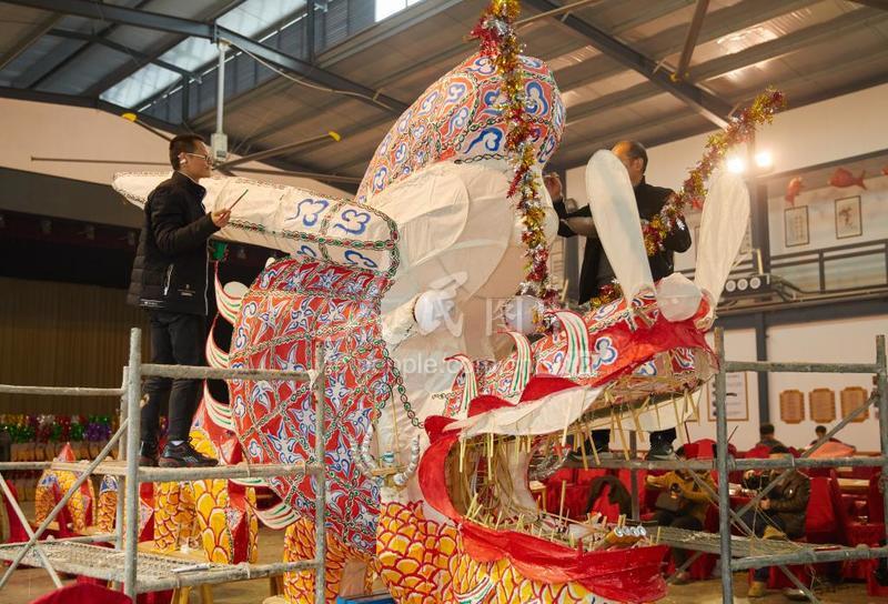 浙江云和：村民赶制云和板龙-人民图片网