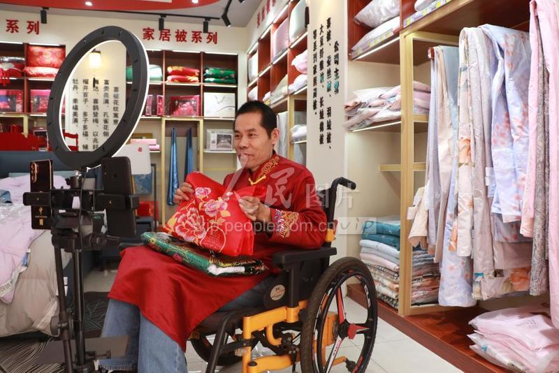 山东博兴：“助残车间”直播忙-人民图片网