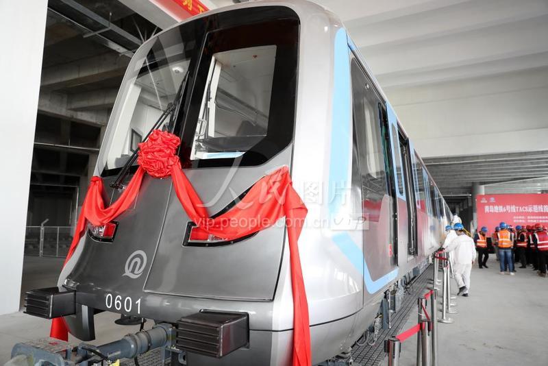 山东青岛：智慧地铁列车“蓝海豚”亮相-人民图片网