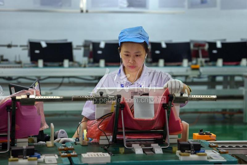 江西瑞昌：赶制新产品订单-人民图片网