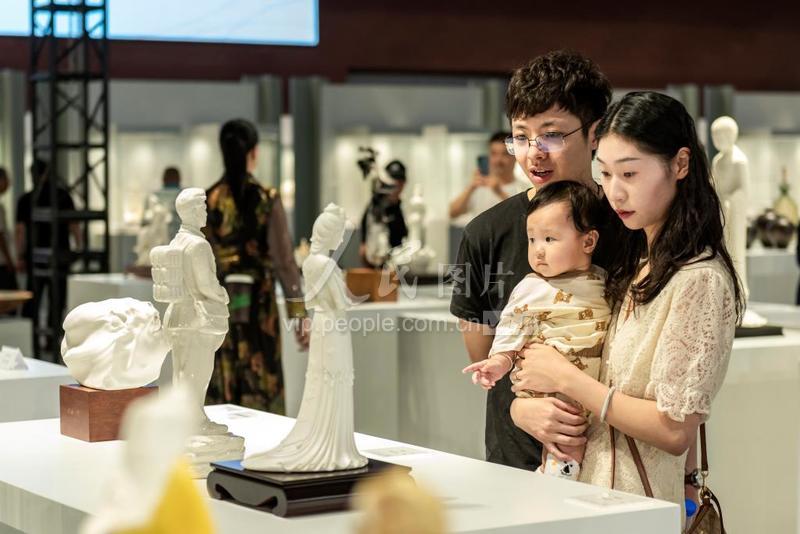 福建德化：第二届德化“中国白”中国传统陶瓷艺术双年展开幕-人民图片网