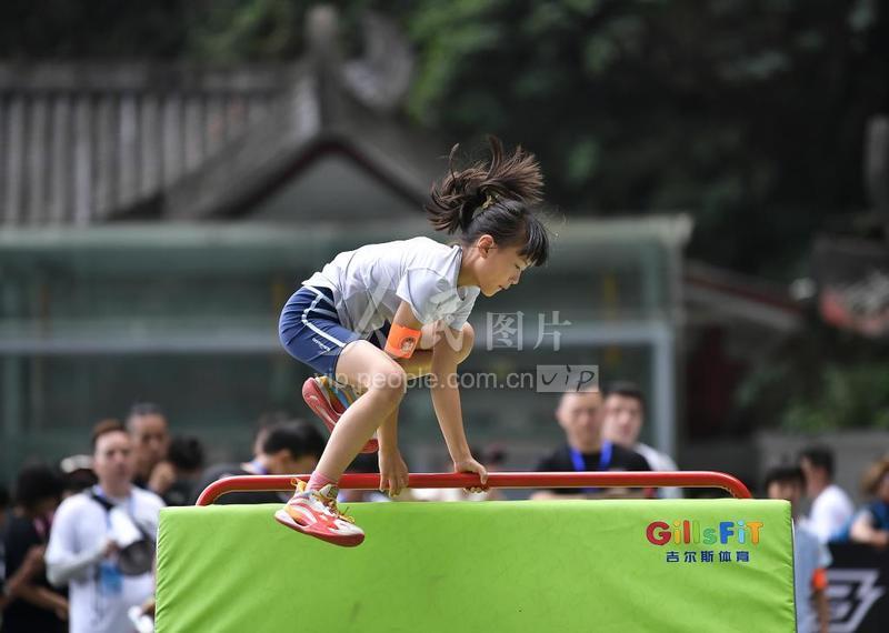 湖南张家界：萌娃跑酷-人民图片网