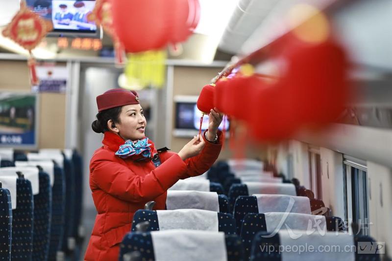 四川成都：温暖回家路 列车厢里“闹”元宵-人民图片网