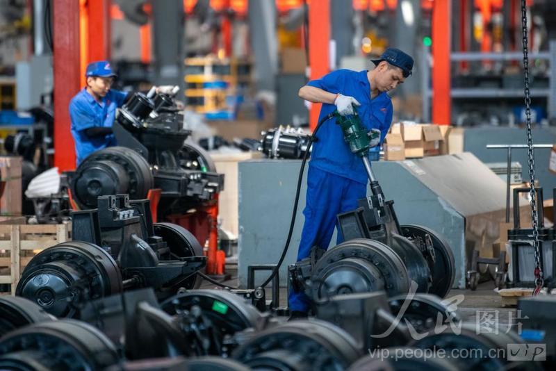 西安：订单增长赶工忙 特种车远销海外-人民图片网