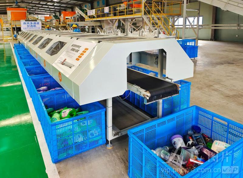 浙江宁波：科技赋能可回收物自动分拣-人民图片网