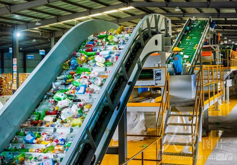 浙江宁波：科技赋能可回收物自动分拣-人民图片网