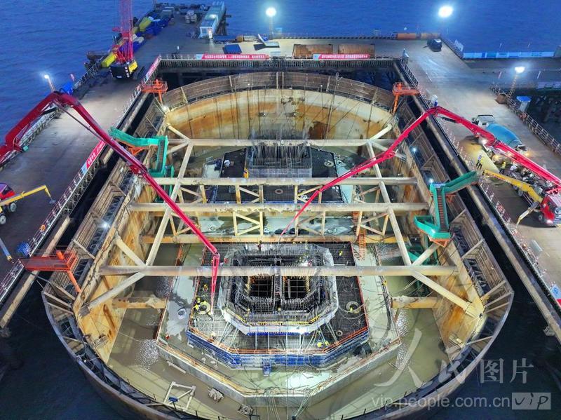 江苏启东：崇启公铁长江大桥两主墩首节塔柱同日浇筑完成-人民图片网