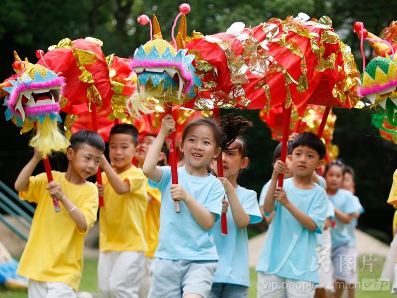 浙江温岭：舞龙迎“六一”-人民图片网