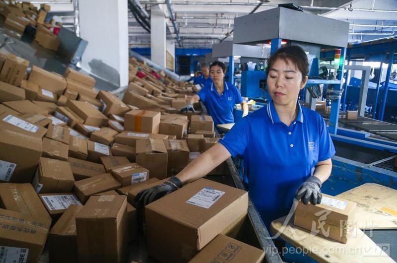 安徽阜阳：快递分拣忙-人民图片网