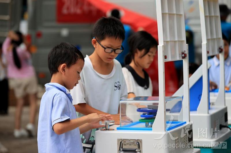 广西柳州：科技大篷车走近山区留守娃-人民图片网
