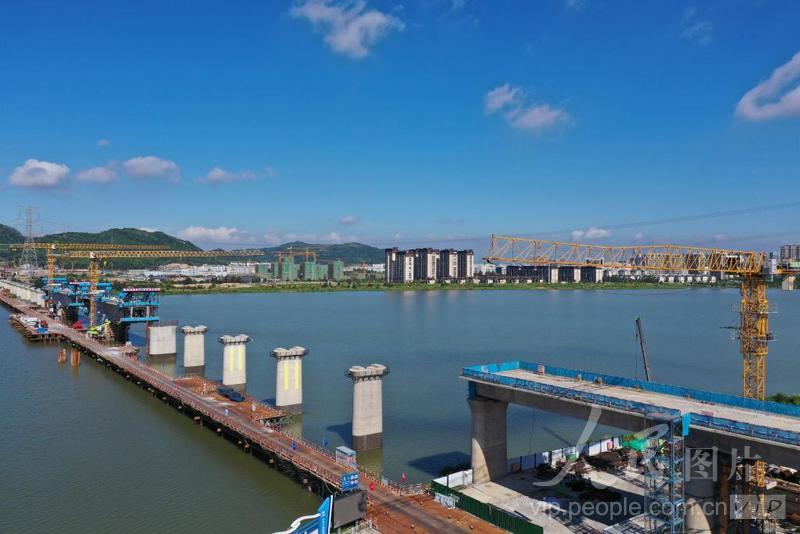 浙江玉环：重点交通工程 战高温赶进度-人民图片网