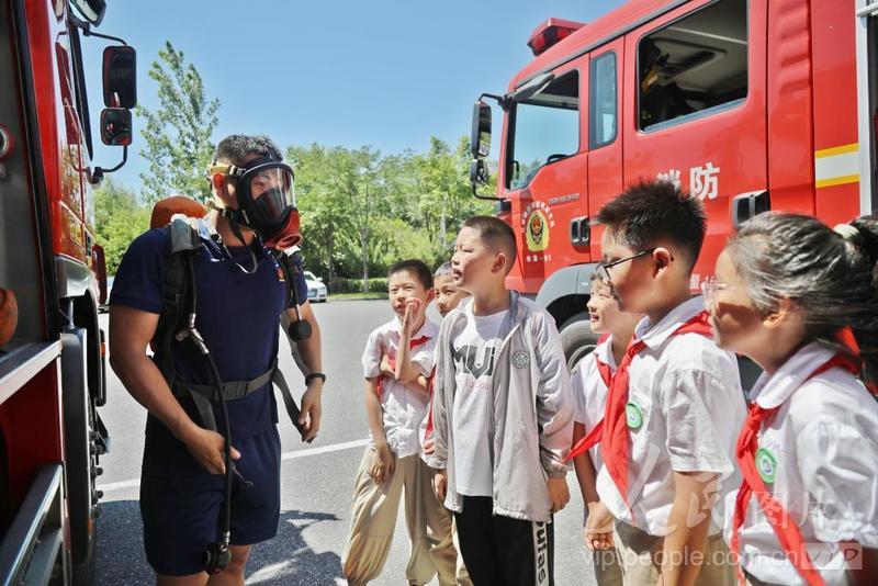 江苏镇江：小学生零距离体验“火焰蓝”-人民图片网
