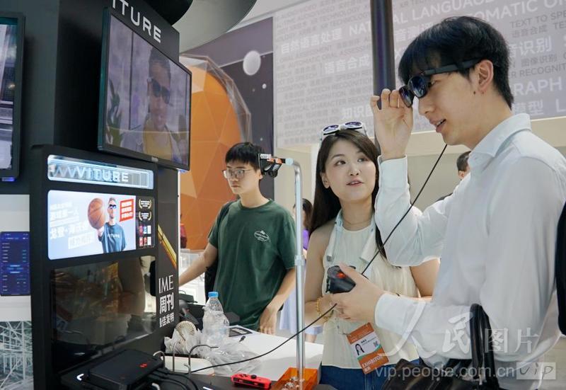 上海：2024世界人工智能大会现场人气旺-人民图片网