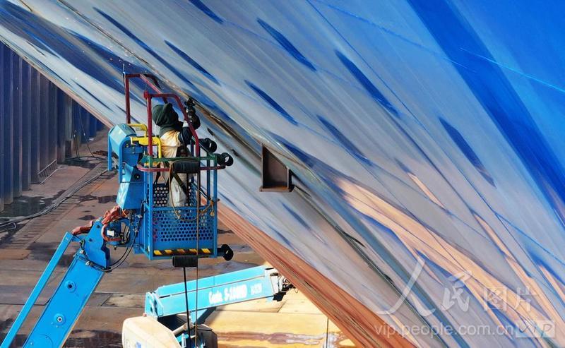 江苏扬州：船舶制造生产忙-人民图片网