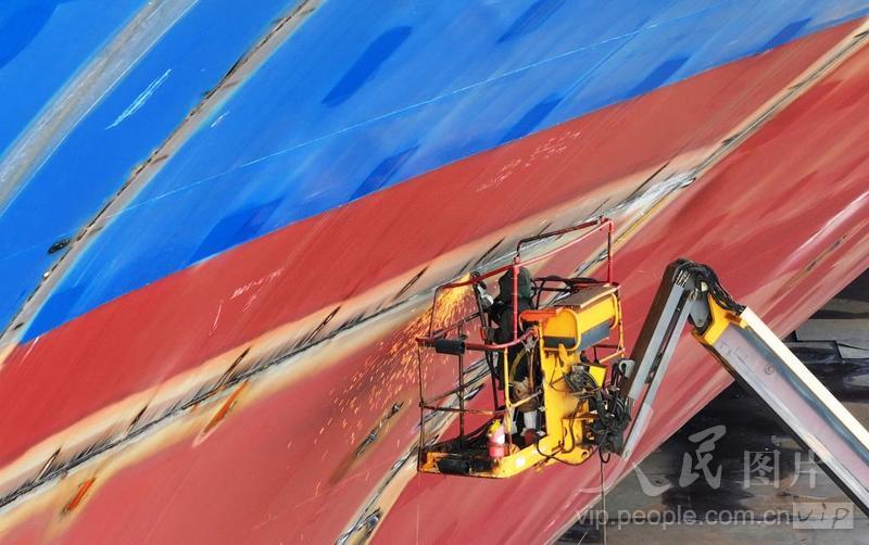 江苏扬州：船舶制造生产忙-人民图片网