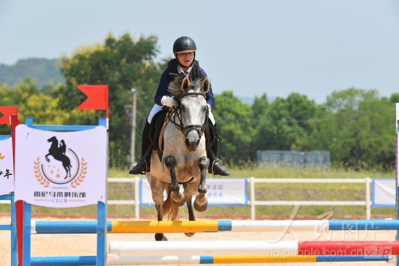 安徽合肥：青少年骑手驰骋马术赛场-人民图片网