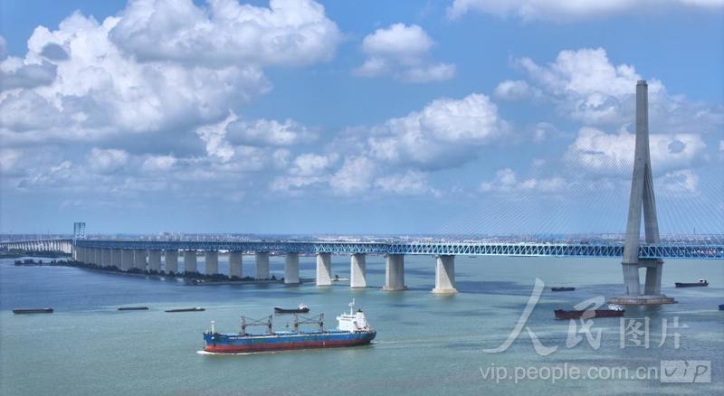 江苏张家港：长江“黄金水道”运输忙-人民图片网