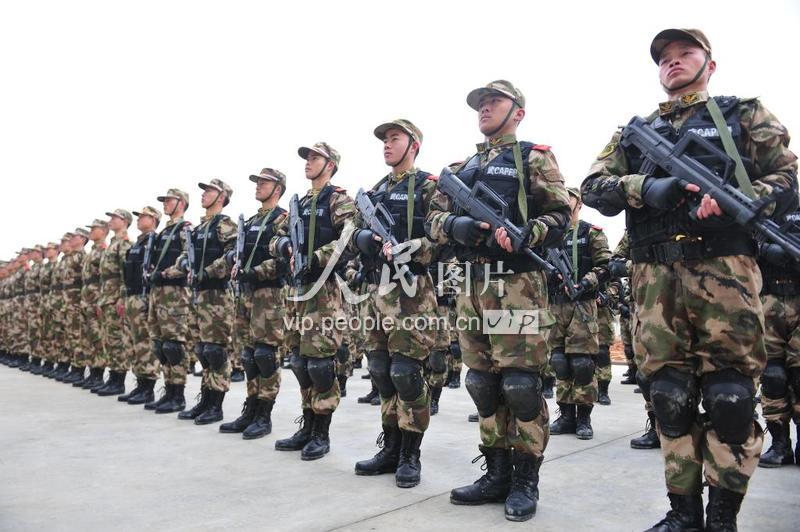 湖北武警：过节不忘训练-人民图片网